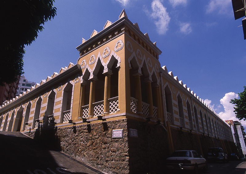 MB April | Lost in Conversion | Macau Business